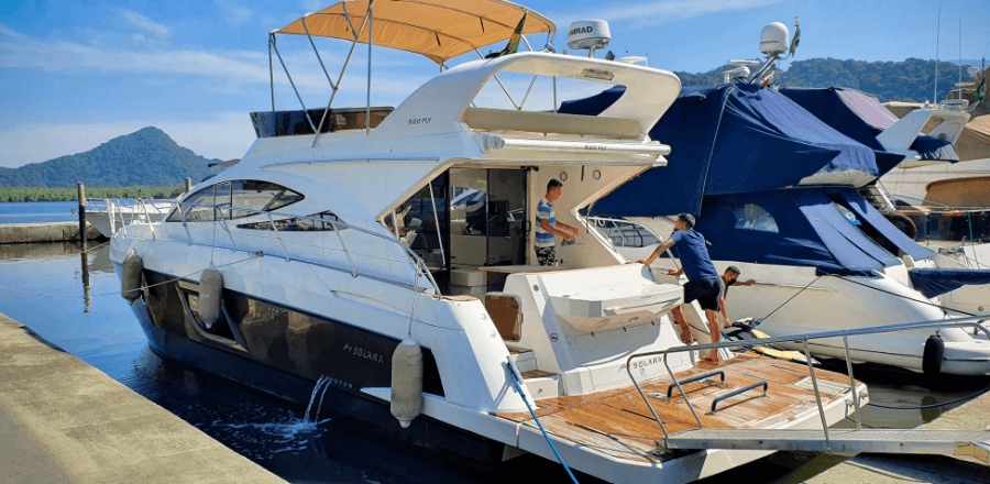 Aluguel de Barco Solara 52 no Guarujá para 14 passageiros